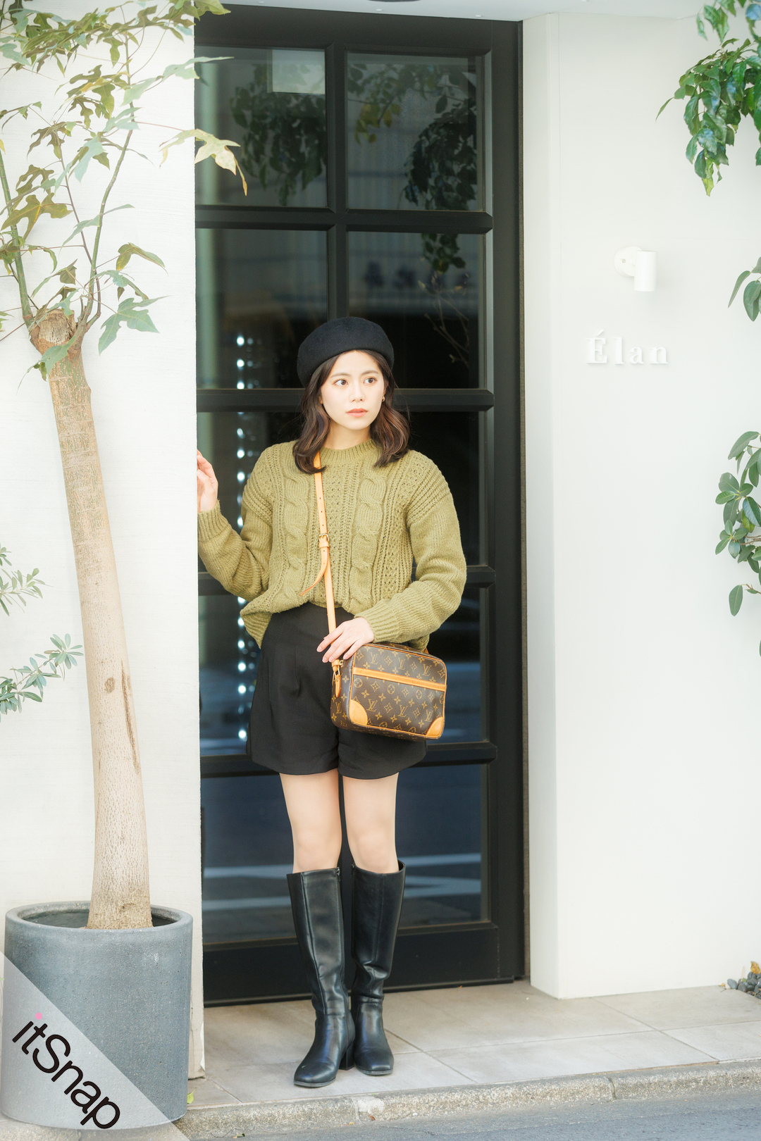 SHEINニット×GRLパンツの優秀コスパな 装いをモノグラム柄バッグでクラスUP！[小山倫可]のコーディネート｜itSnap（イットスナップ）