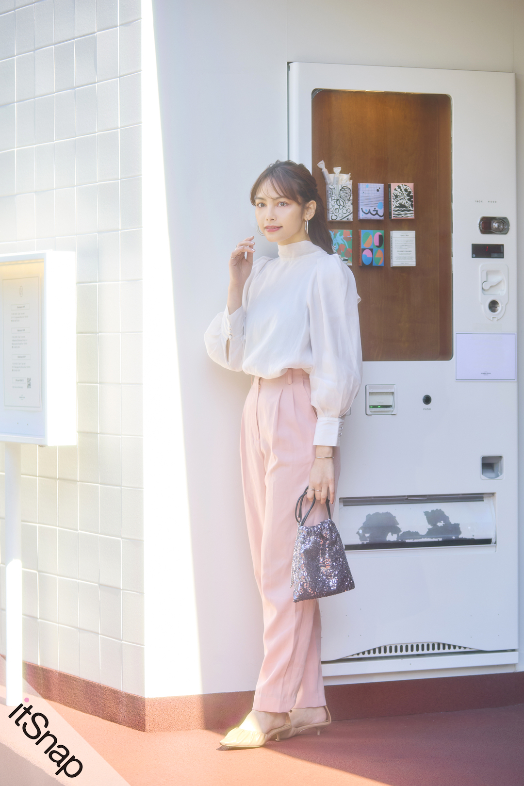 絶賛フェミニンCuteなSNIDELのホワイト ブラウス×ピンクパンツが似合いすぎ♡[芦住彩來]のコーディネート｜itSnap（イットスナップ）