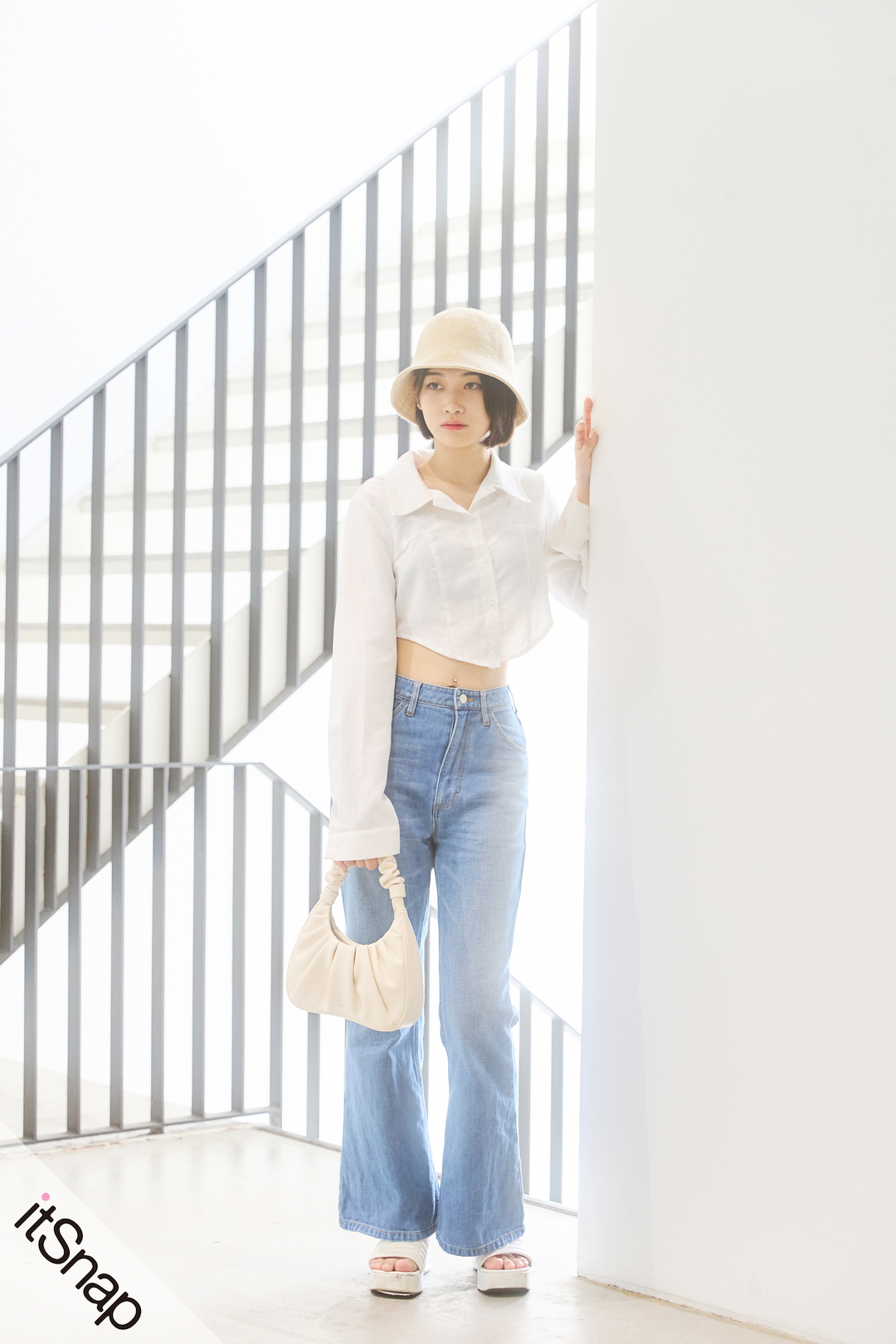 SHEINの白シャツにハイウエスト フレアデニムのitなお腹見せツートーン！[浦真美子]のコーディネート｜itSnap（イットスナップ）