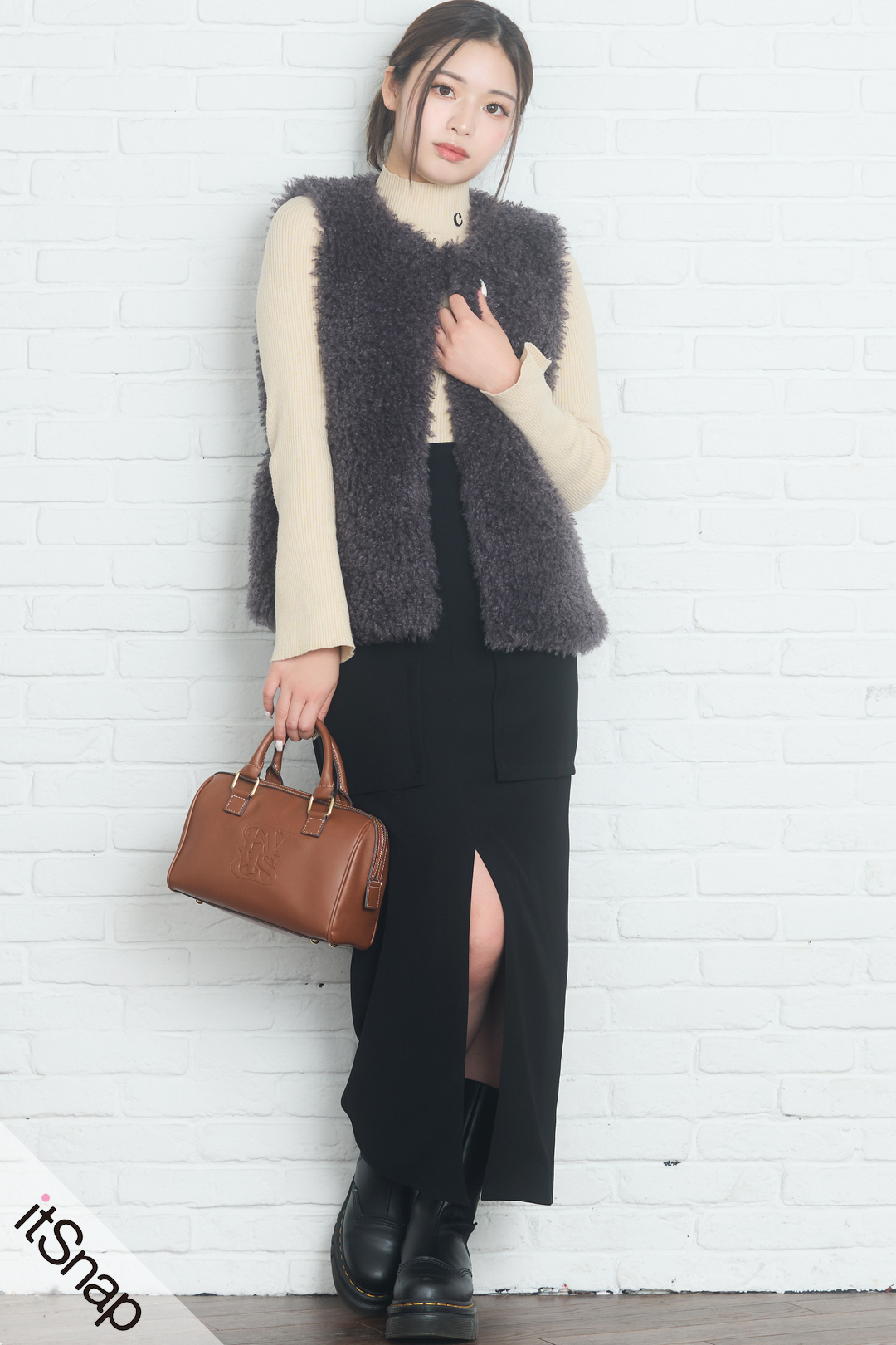 スリット入りロングスカートからの脚見せと ファーベストのコントラストがエレガント♡[Risa]のコーディネート｜itSnap（イットスナップ）